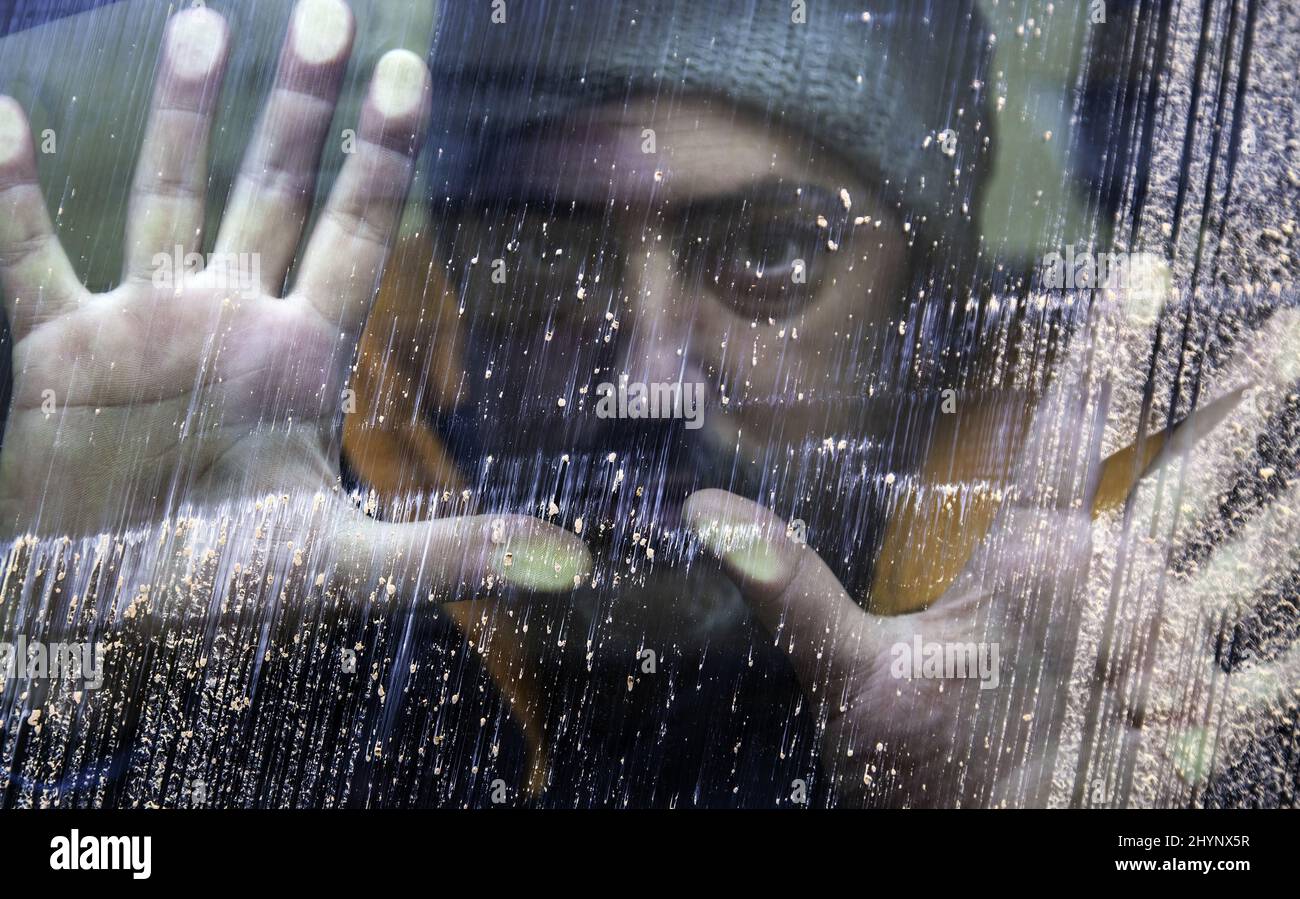 Persona disperata immagini e fotografie stock ad alta risoluzione - Alamy