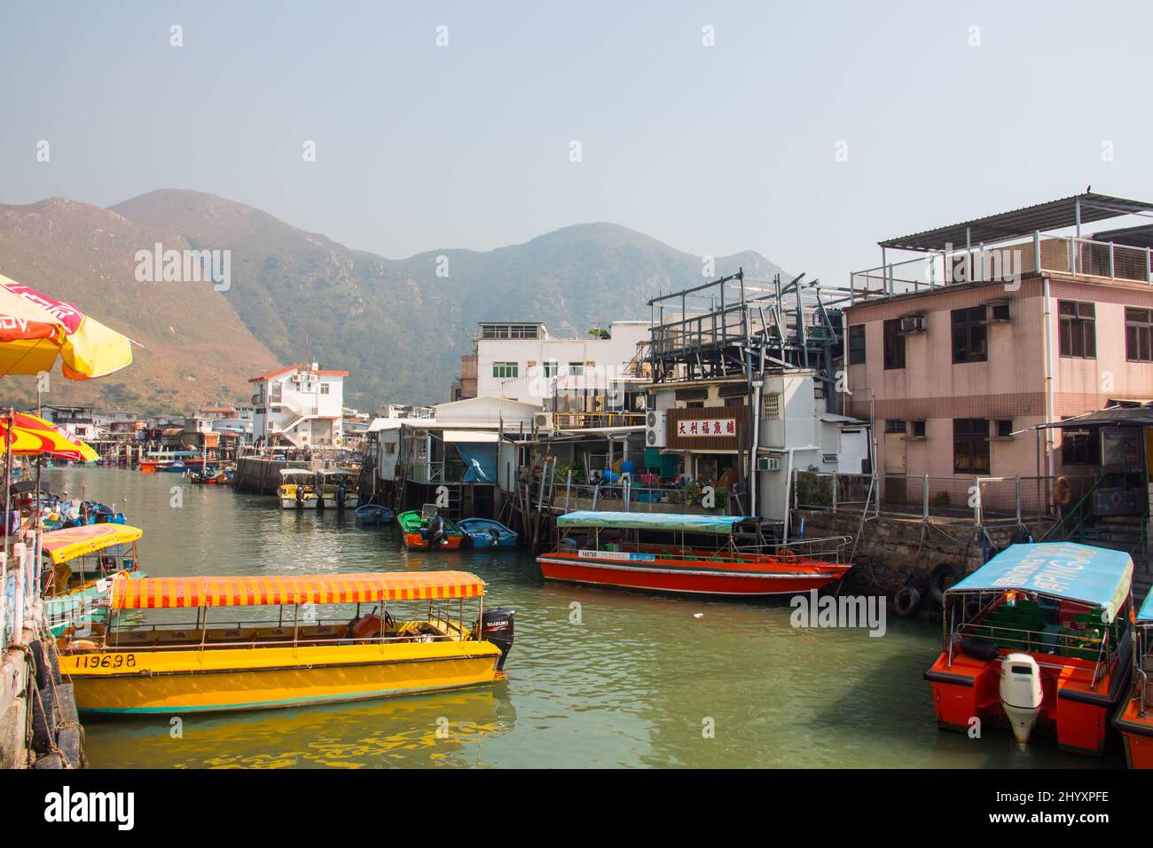 Casa su palafitte in legno, Tai o, Lantau isola, Hong Kong, Cina ...