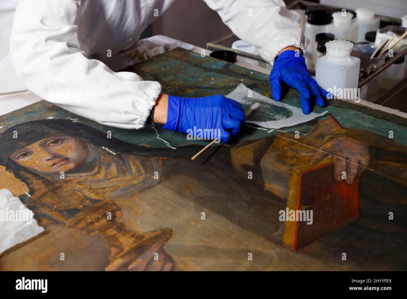 Mano dei restauratori immagini e fotografie stock ad alta risoluzione ...