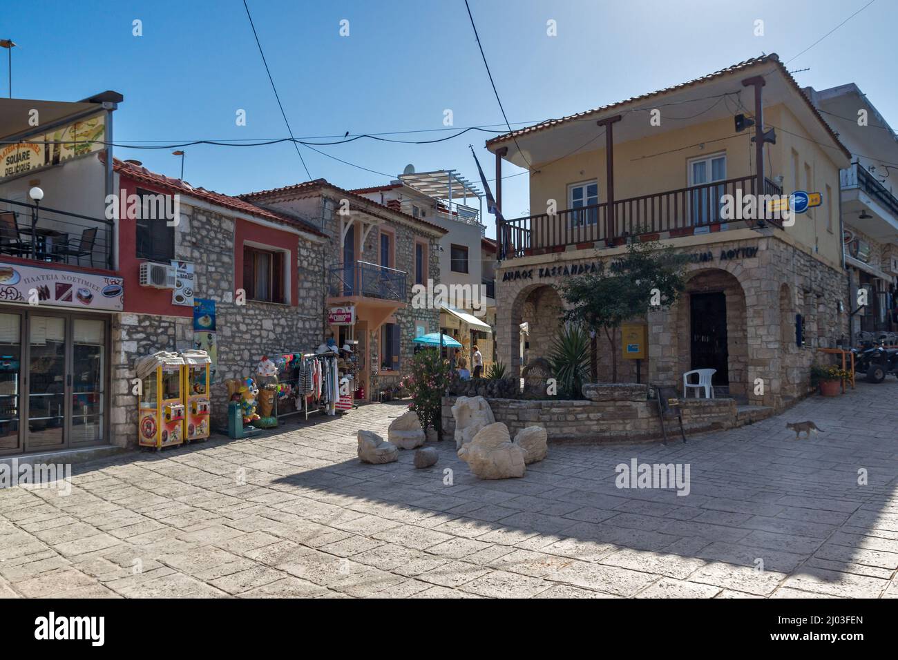 AFYTOS, KASSANDRA, GRECIA - 24 GIUGNO 2014: Case antiche nella città ...