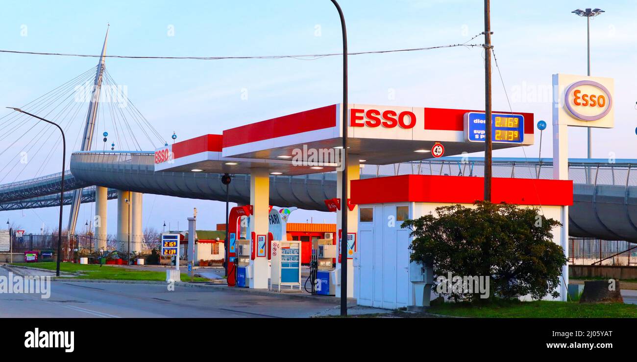 Esso self service immagini e fotografie stock ad alta risoluzione - Alamy