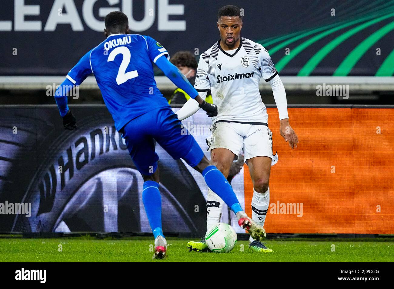 GAND, BELGIO - 17 MARZO: Joseph Okumu di KAA Gand batte per la palla ...