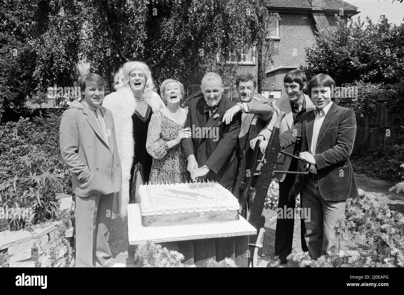 Il cast della nuova serie televisiva Thames 'Fox' filma una scena di ...