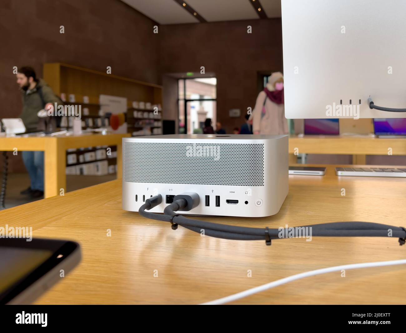Parigi, Francia - 18 marzo 2022: Primo piano della vista posteriore dei nuovi computer Apple Mac ...