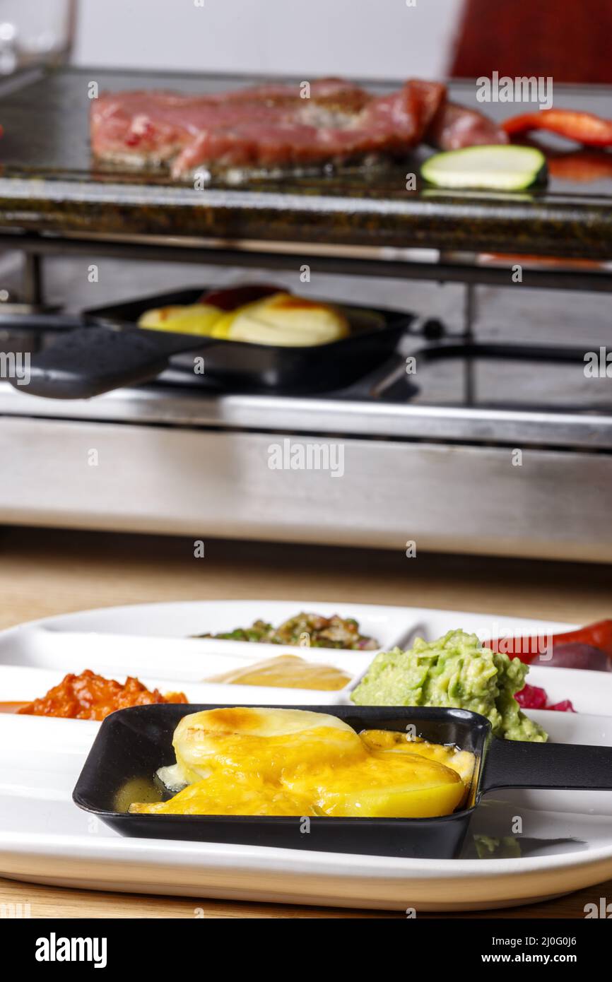 Raclette al formaggio immagini e fotografie stock ad alta risoluzione ...