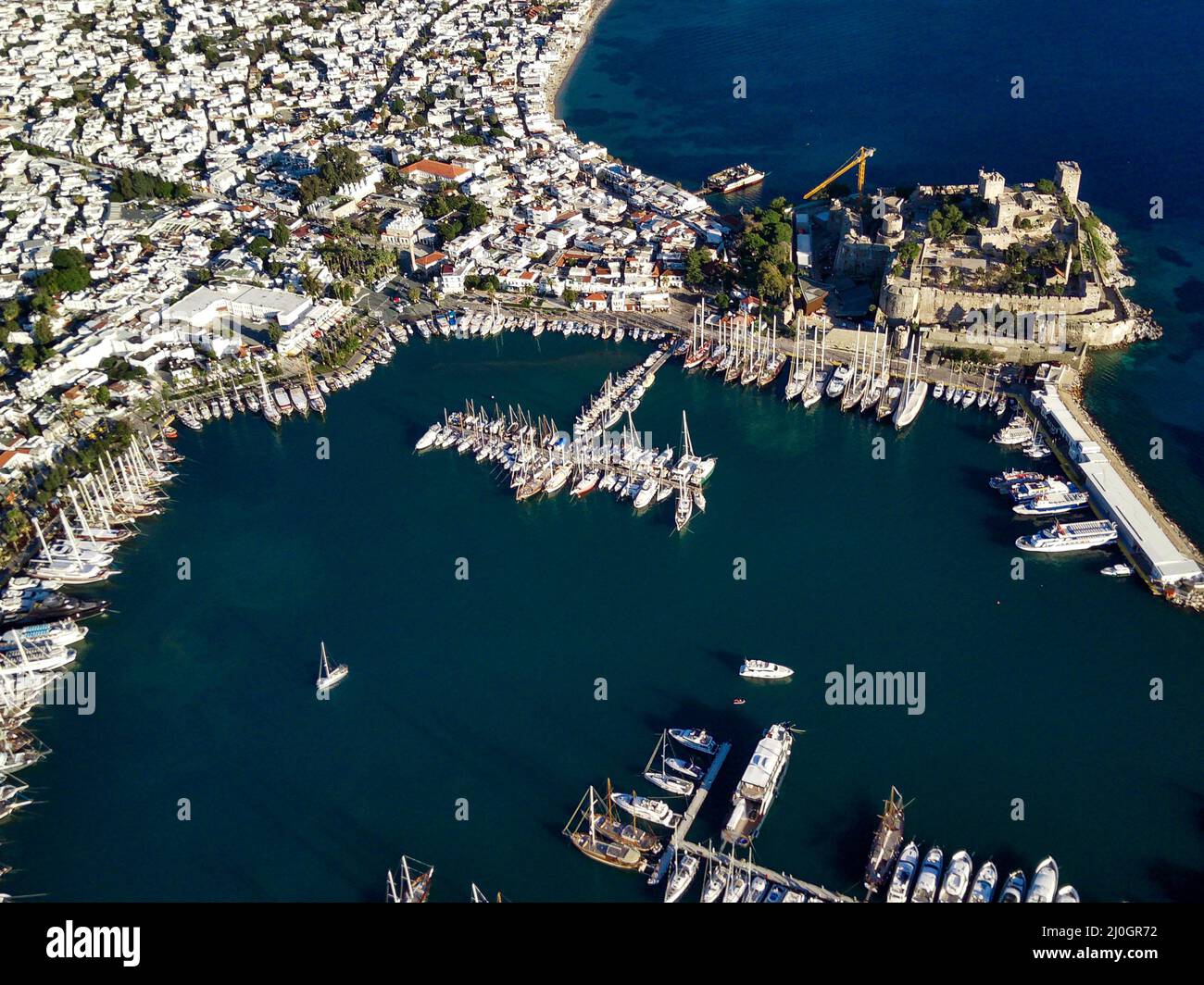 Splendida vista panoramica dal drone del porto di Bodrum e dall'antico ...