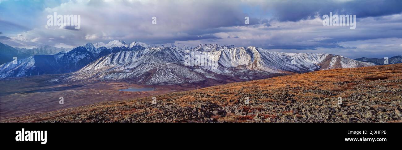 Picchi di montagna con neve nelle montagne altai immagini e fotografie ...