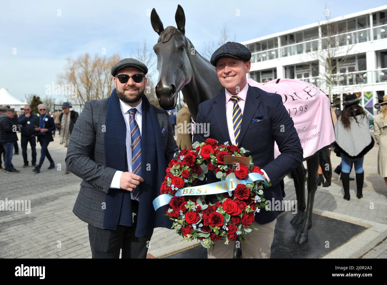 L2R Sam Clayton e Dave Marlow posano una corona in memoria di Best Mate ...