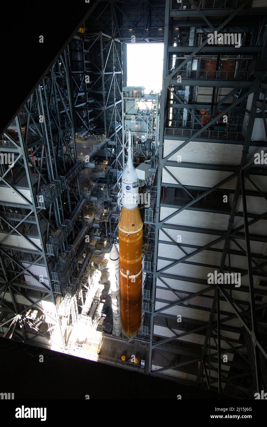 Il razzo Space Launch System (SLS) della NASA con la navicella spaziale ...