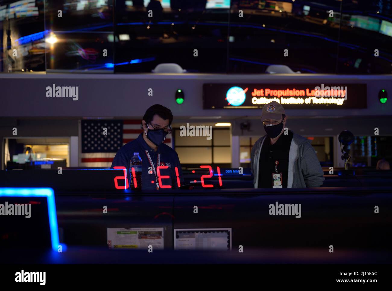 I membri del team Mars rover di perseveranza della NASA studiano i dati ...