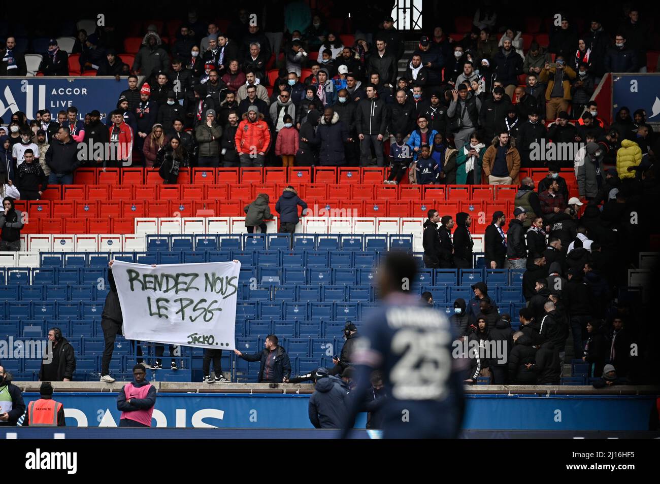 Collectif ultra parigi immagini e fotografie stock ad alta risoluzione ...