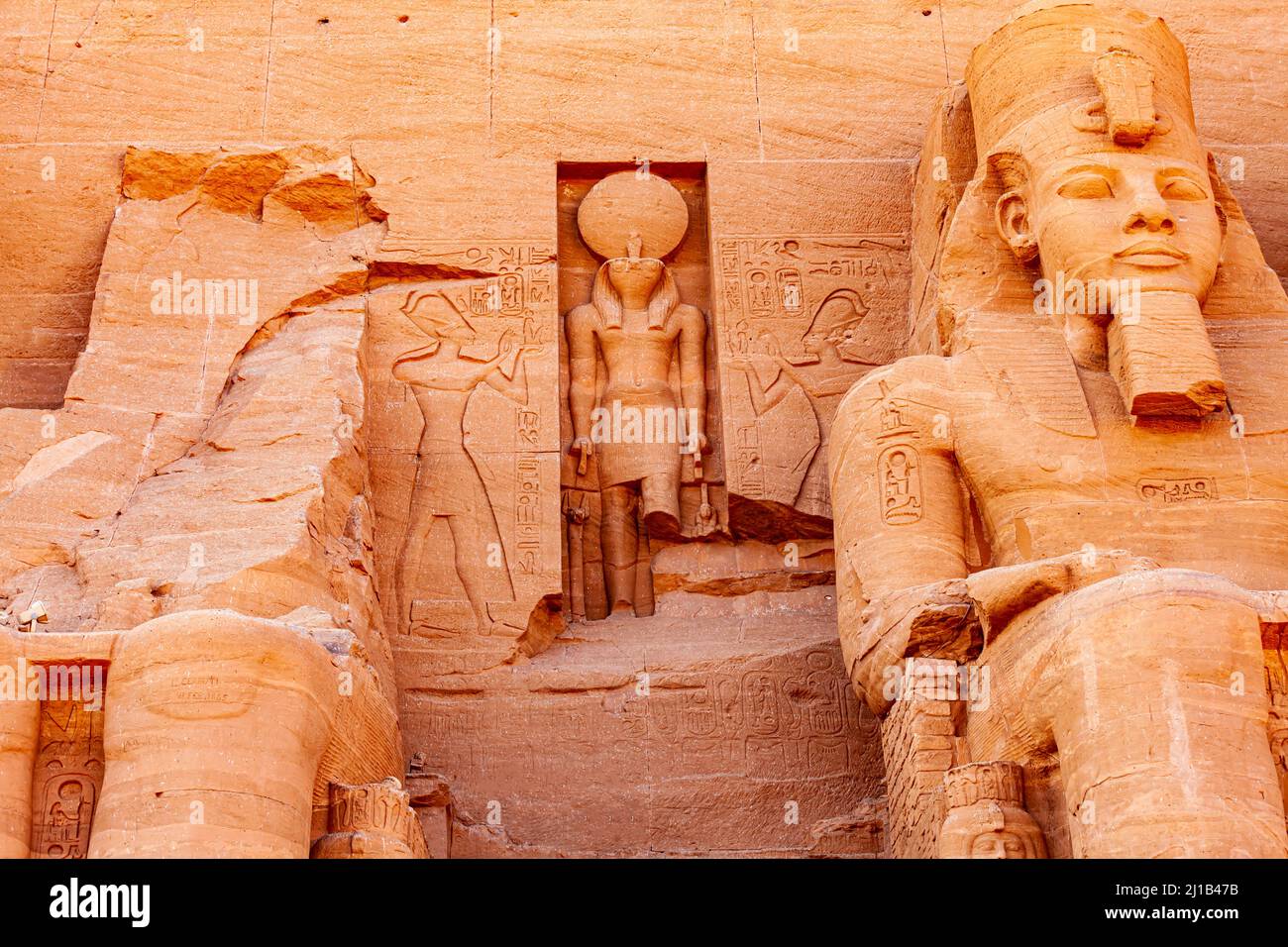 Statua del faraone seduto Ramesses II e Ra Horakhty al Grande Tempio di ...