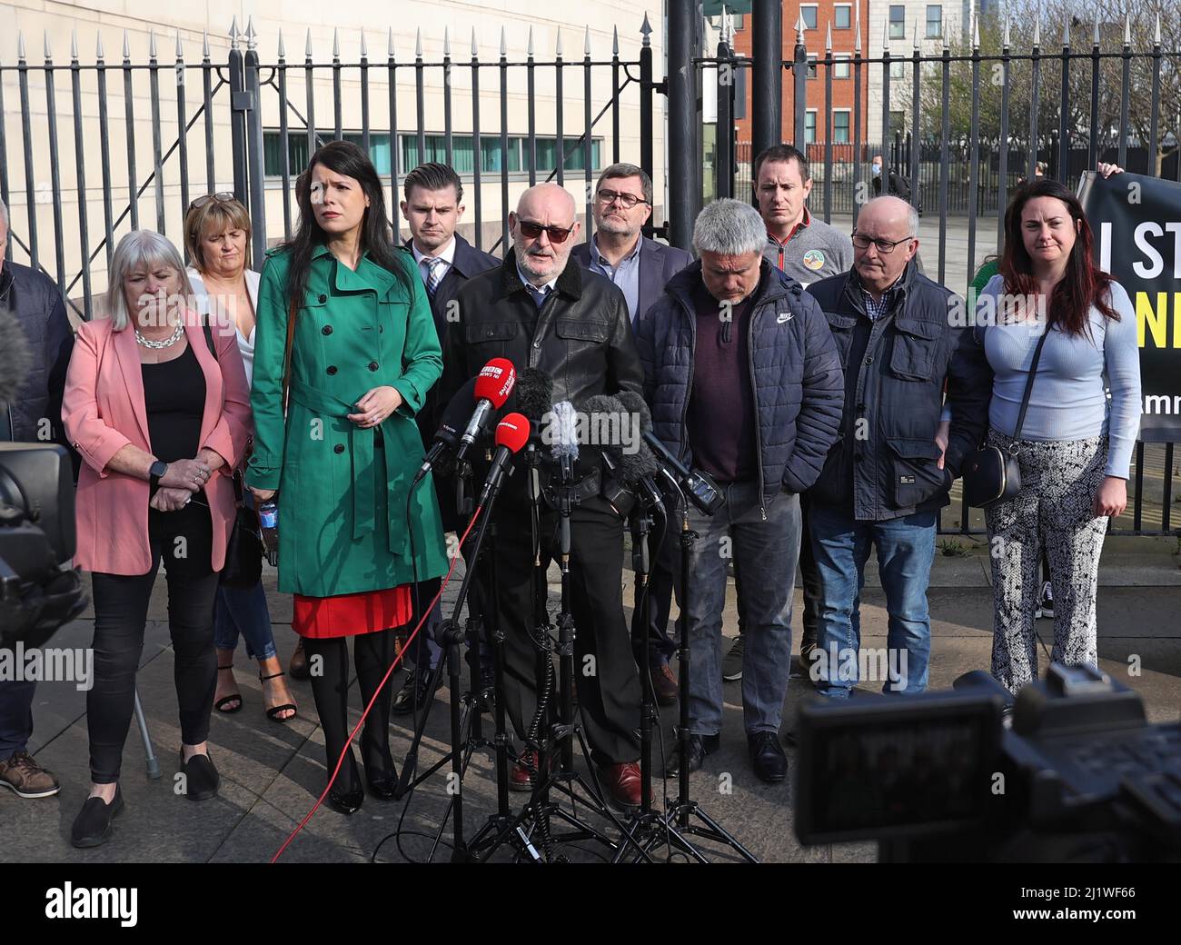 Grainne Teggart di Amnesty International (centro a sinistra), Sean ...