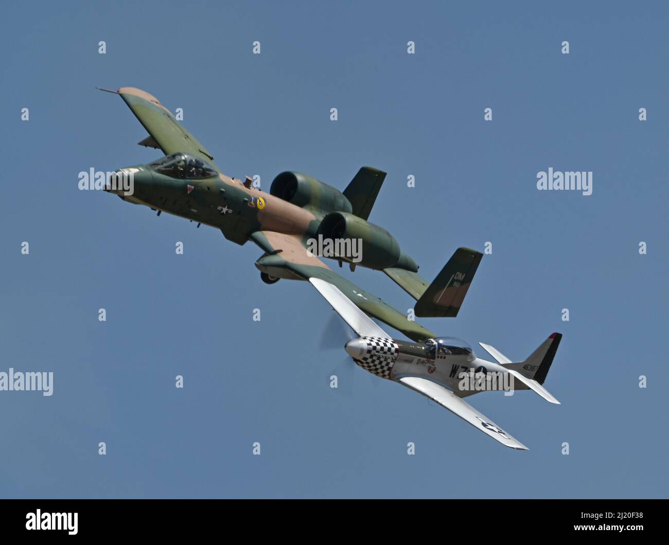Un A-10C Thunderbolt vola accanto a un P-51 Mustang al 2022 Wings Over ...