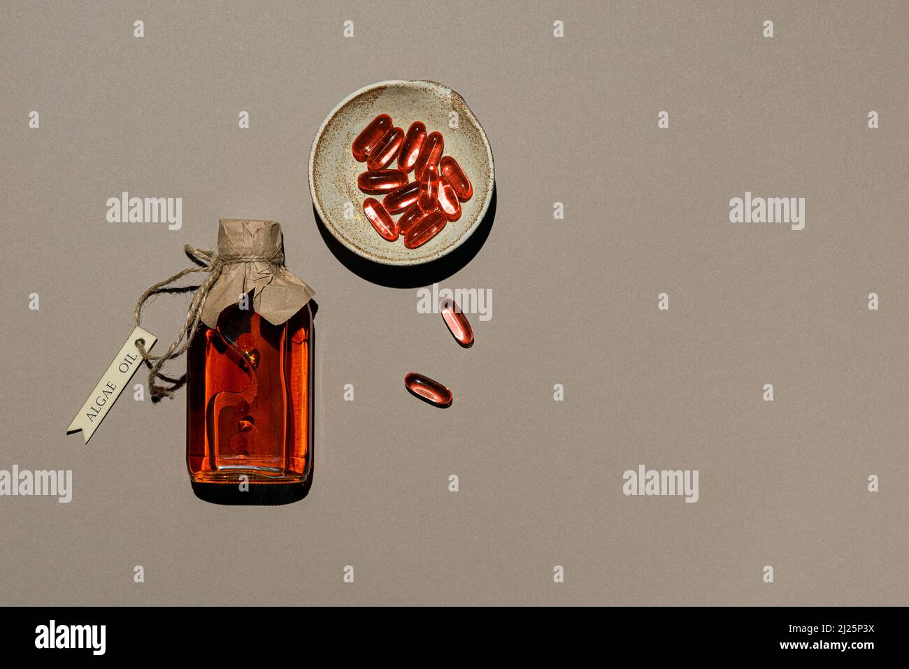 Contenitore trasparente con olio di alghe e capsule di olio di gelatina ...