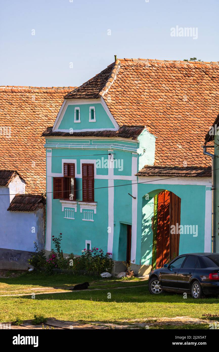 Vista del pittoresco villaggio Viscri in Romania. Dipinte vecchie case ...