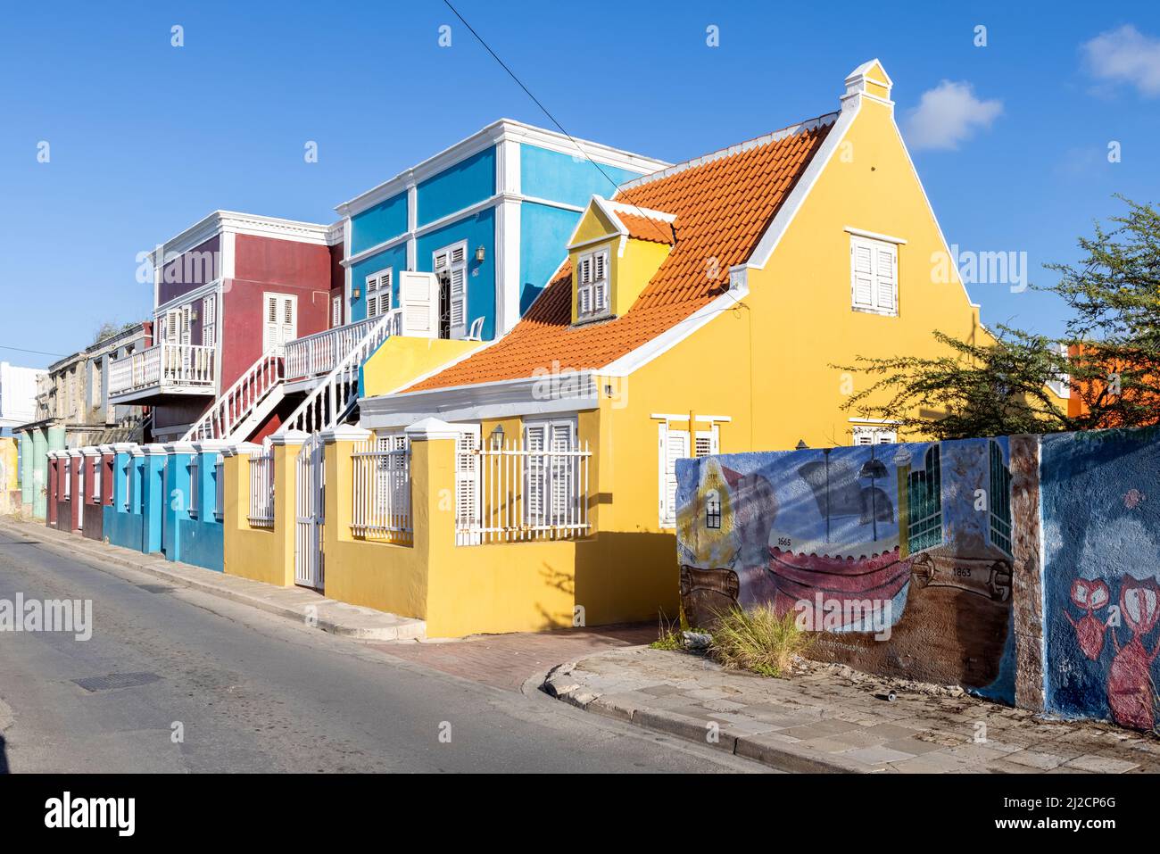 Pareti bianche e persiane azzurre immagini e fotografie stock ad alta ...