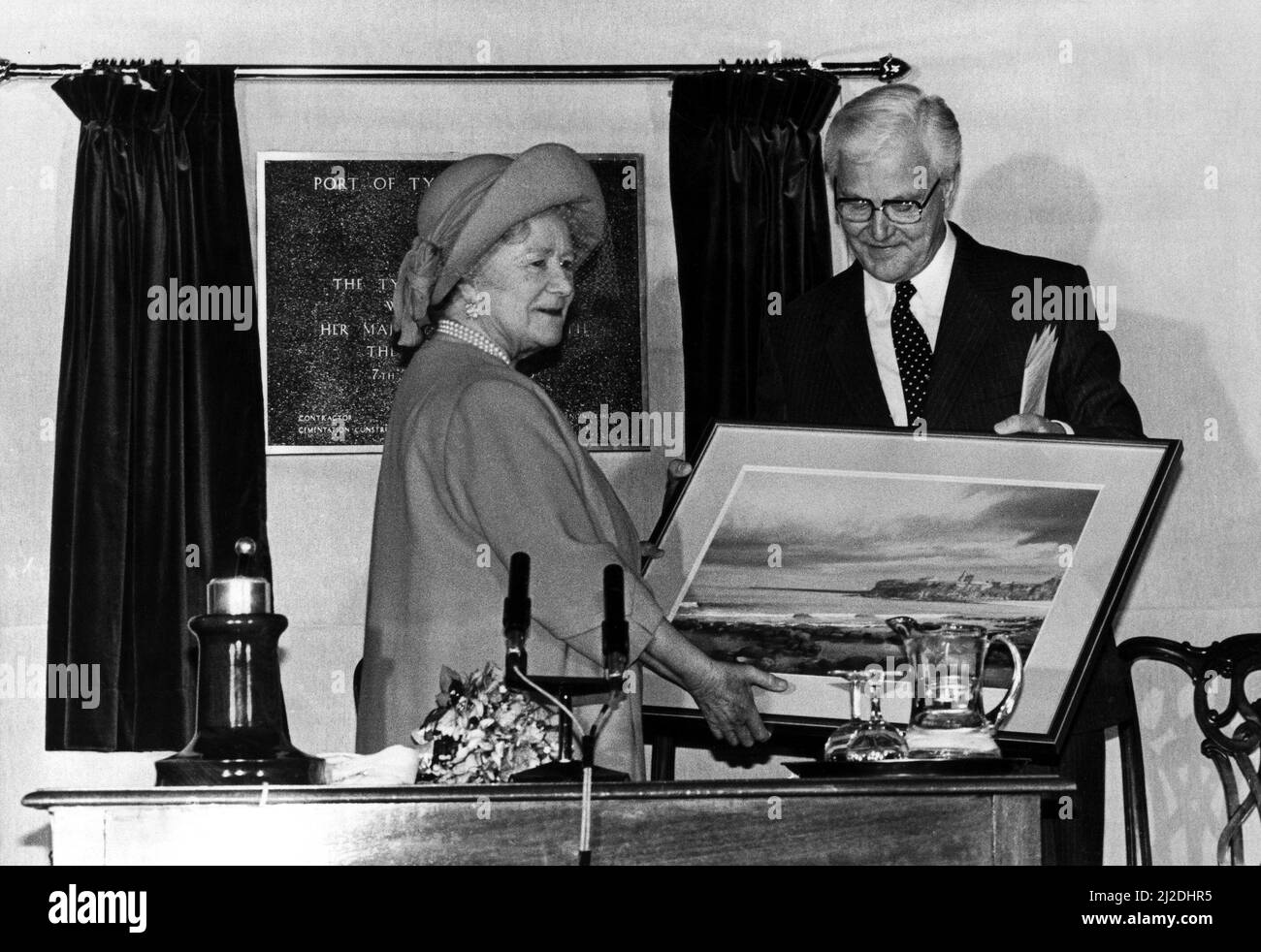 La Regina Elisabetta la Regina Madre Nord Est visite la Regina ...