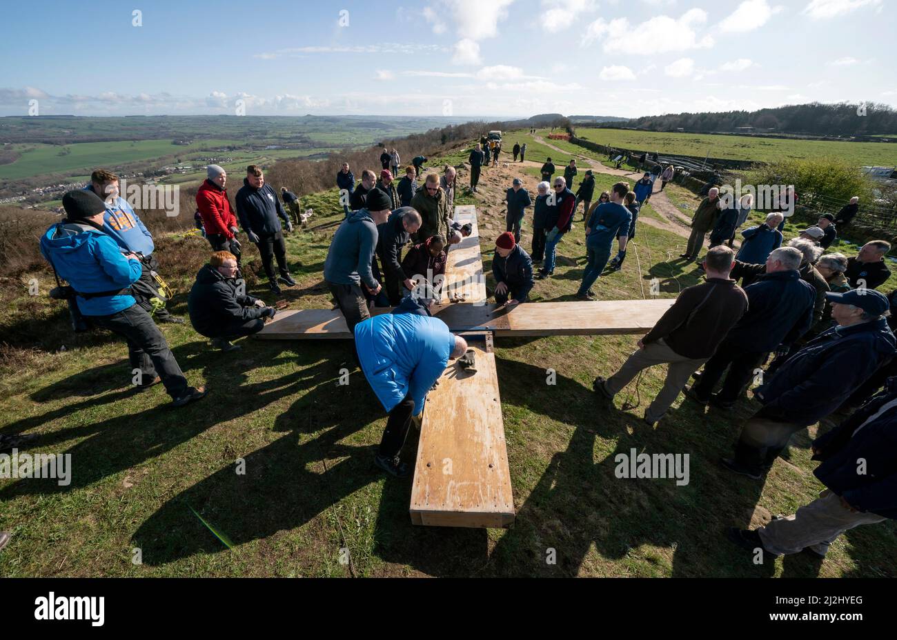 Una croce alta 30 piedi è costruita sulla cima di Otley Chevin ...