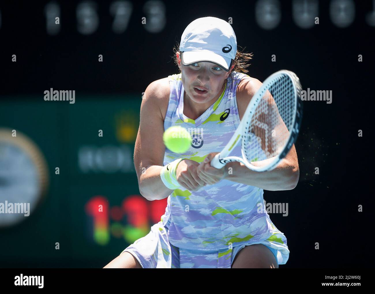 Il tennista polacco IgA Swiatek sta giocando un tiro a dorso al torneo ...
