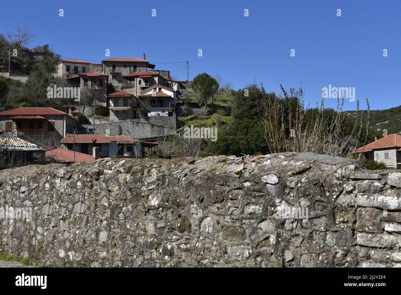 Paesaggio con vista panoramica delle tradizionali case rurali in pietra ...