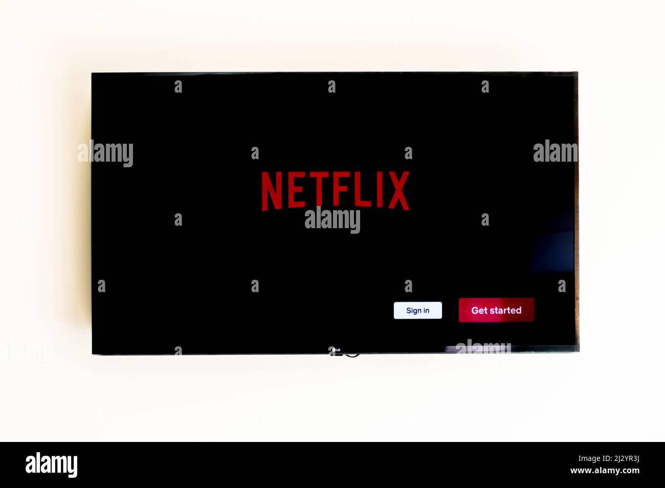 Guardare netflix immagini e fotografie stock ad alta risoluzione - Alamy