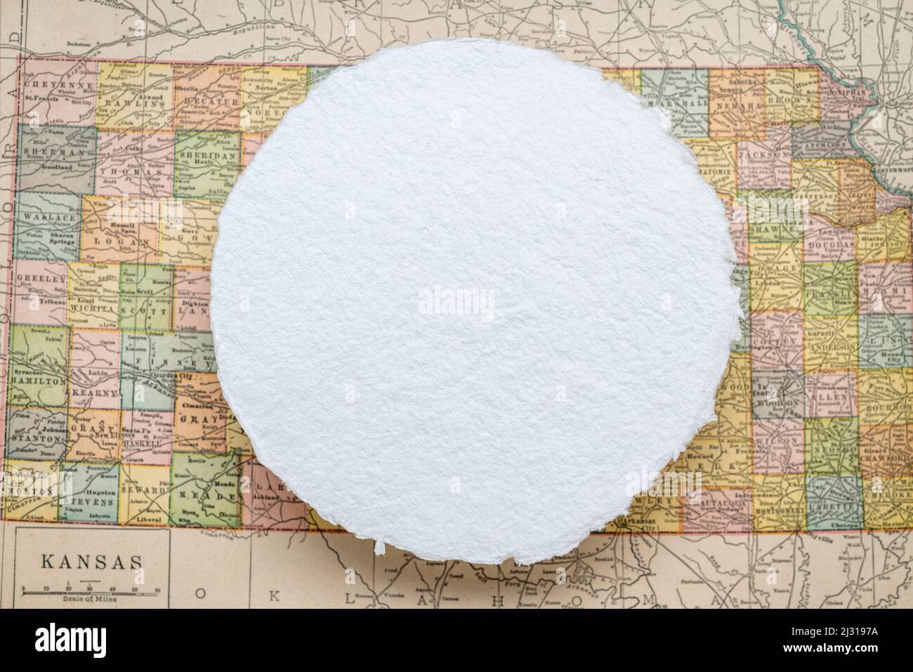 Foglio bianco e circolare di carta ruvida fatta a mano che galleggia ...