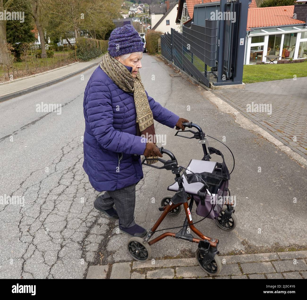 Frau mit rollator immagini e fotografie stock ad alta risoluzione - Alamy
