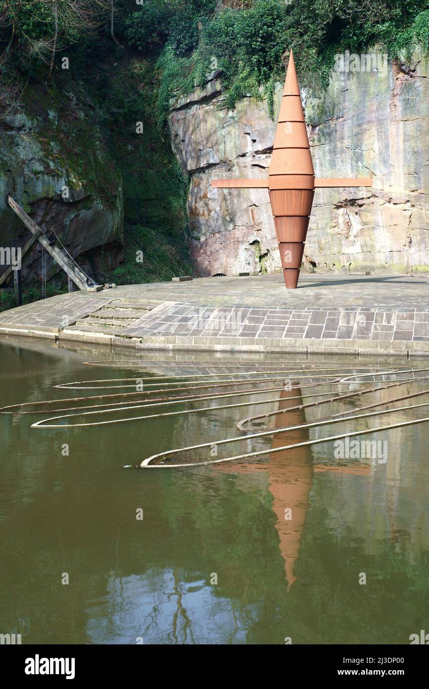 Scultura con gru in acciaio che emula una gru in legno del 18th secolo ...