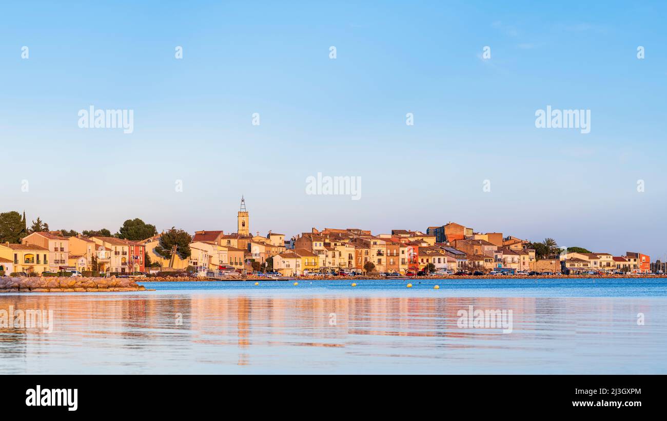 Francia, Herault, Bouzigues, villaggio sulle rive del Etang de Thau e ...