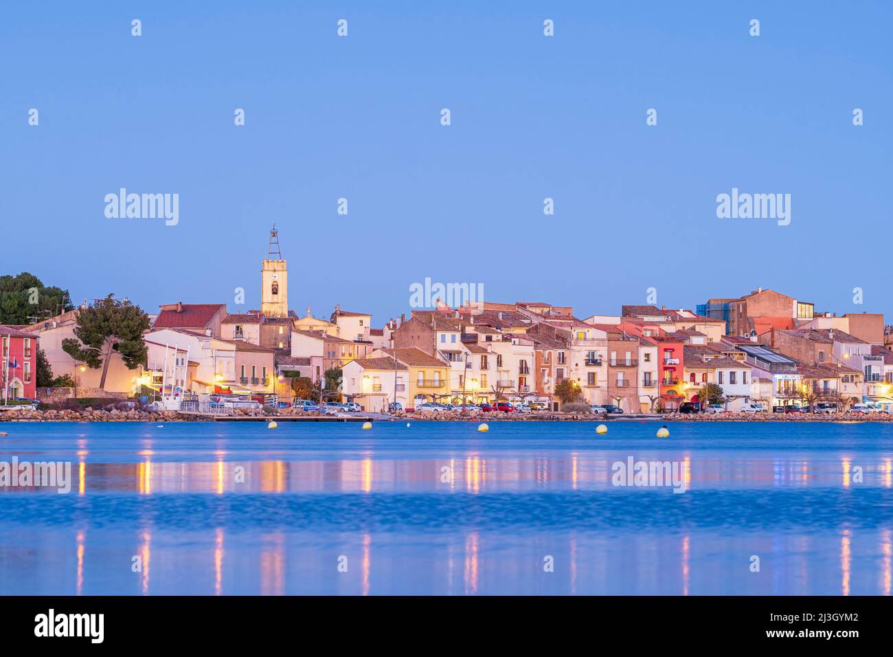 Francia, Herault, Bouzigues, villaggio sulle rive del Etang de Thau e ...