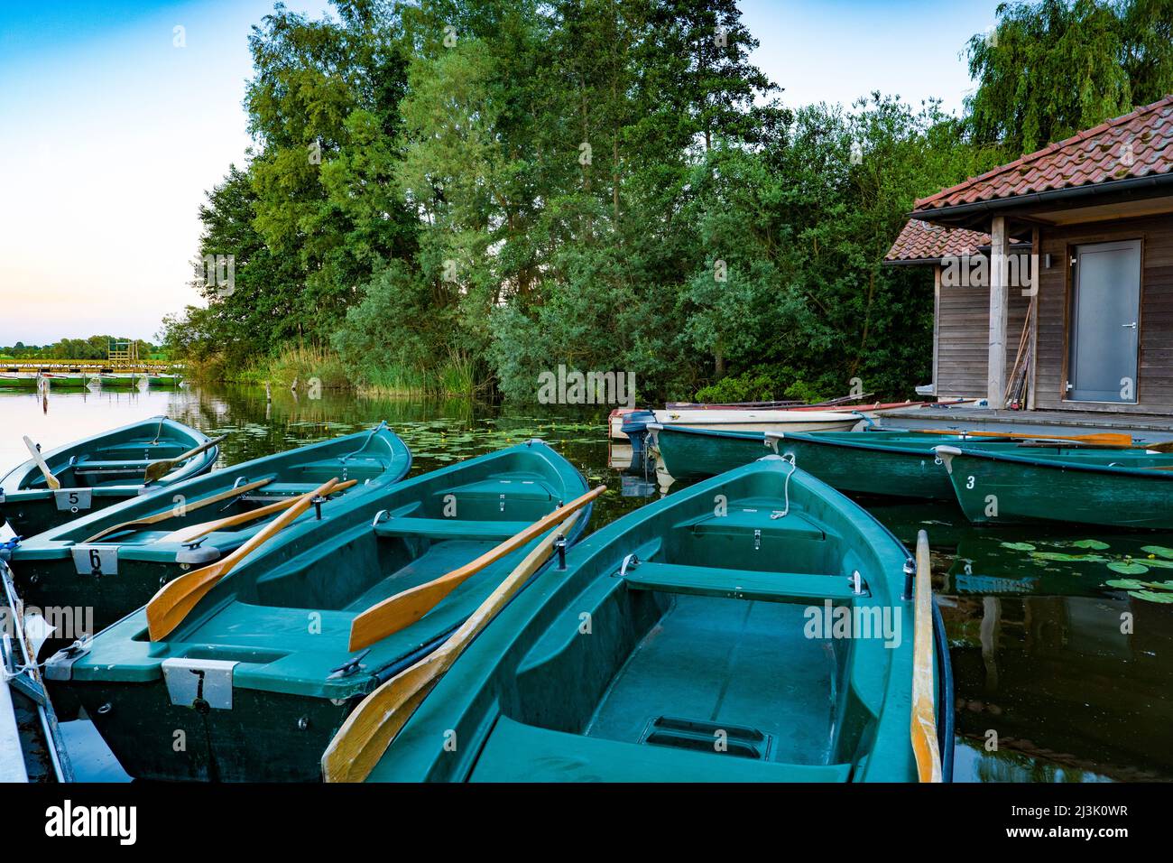 Persone panchine barca acqua immagini e fotografie stock ad alta ...