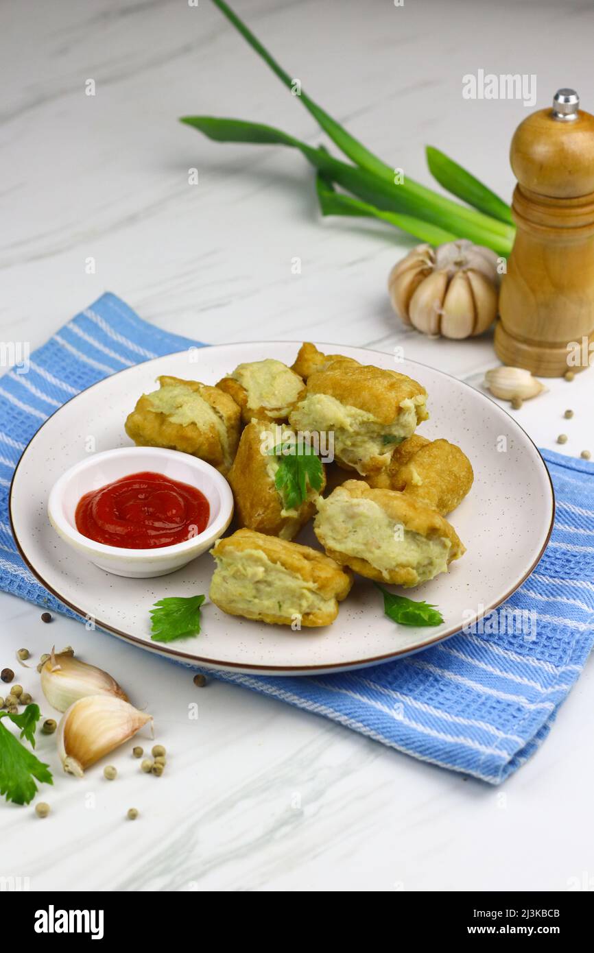 Tahu Bakso, tradizionale spuntino indonesiano a base di tofu, pollo o ...