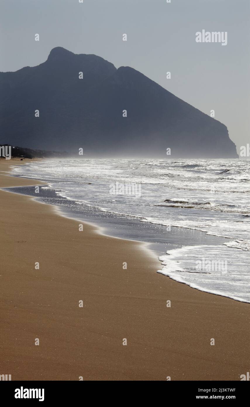 La sagoma del Monte Circeo, vista da Torre Paola, all'estremità più ...