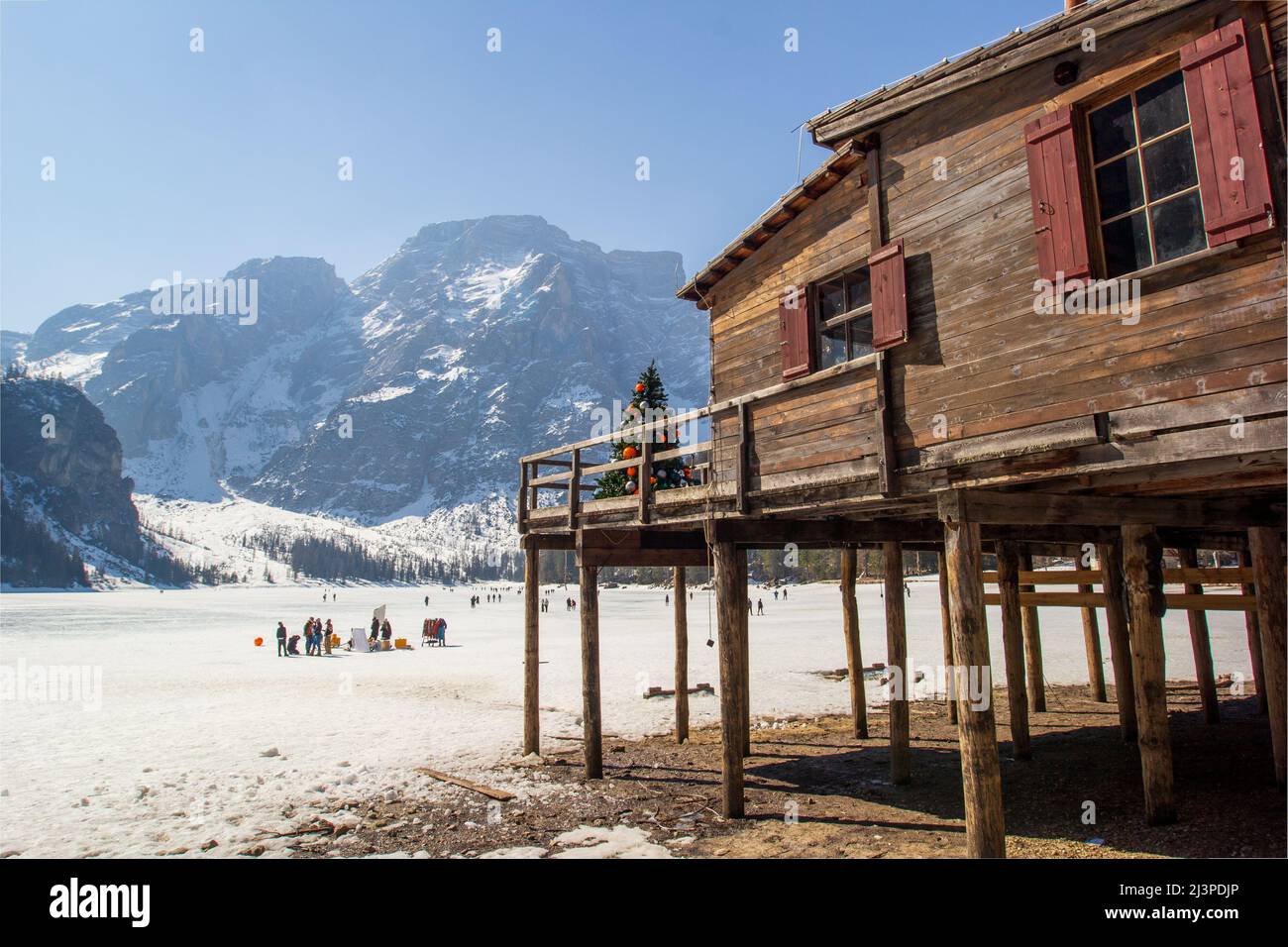 Lago di braies inverno immagini e fotografie stock ad alta risoluzione ...