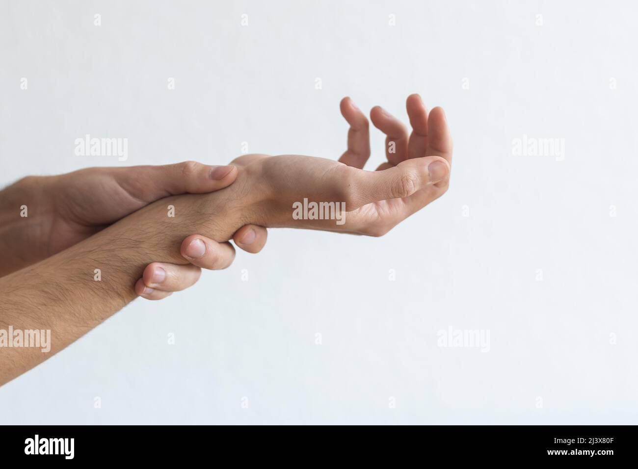 l'uomo ferì il polso. Ha subito una ferita di tendine, artrite nel suo ...