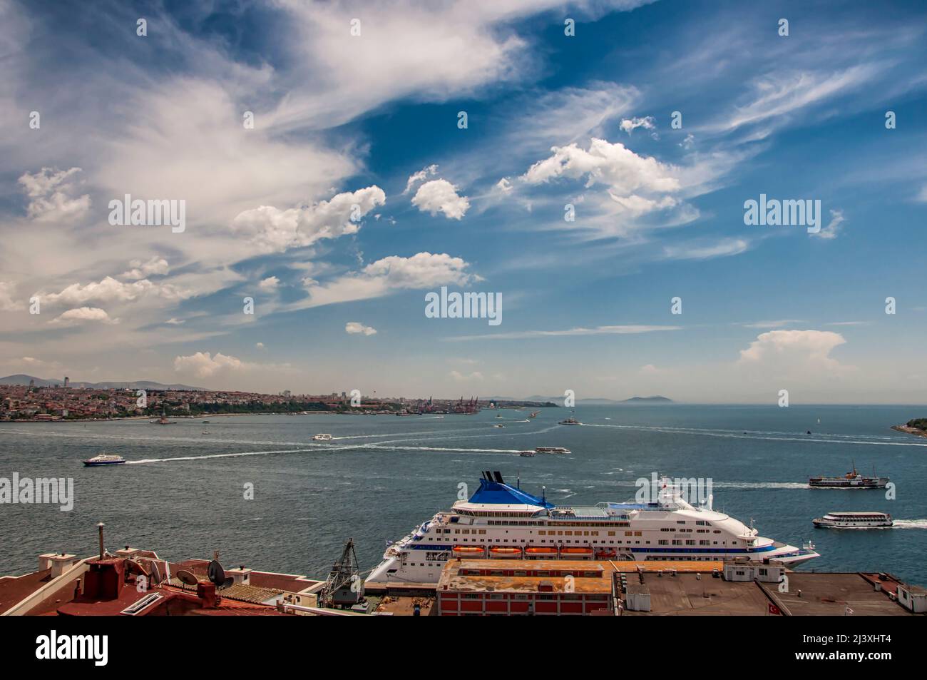 Grande nave da crociera istanbul immagini e fotografie stock ad alta ...