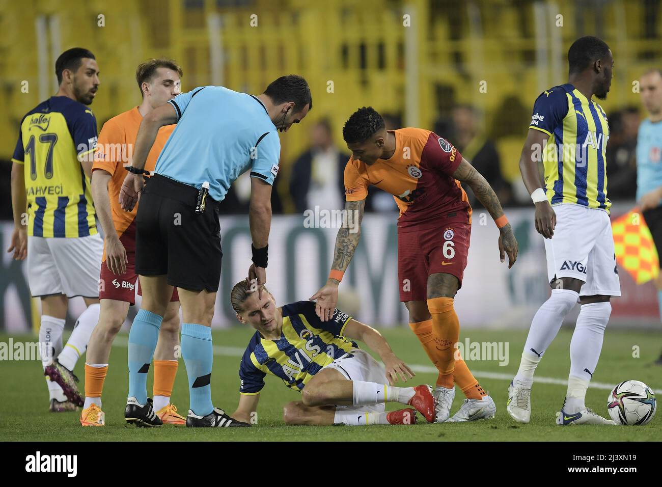 ISTANBUL - Referee Atilla Karaoglan, Miguel Crespo di Fenerbahce ...