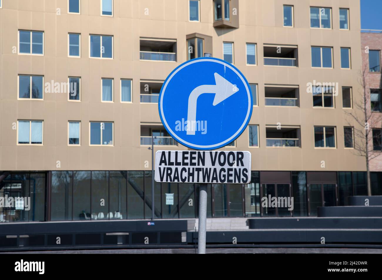 Cartello blu circolare con freccia bianca immagini e fotografie stock ...