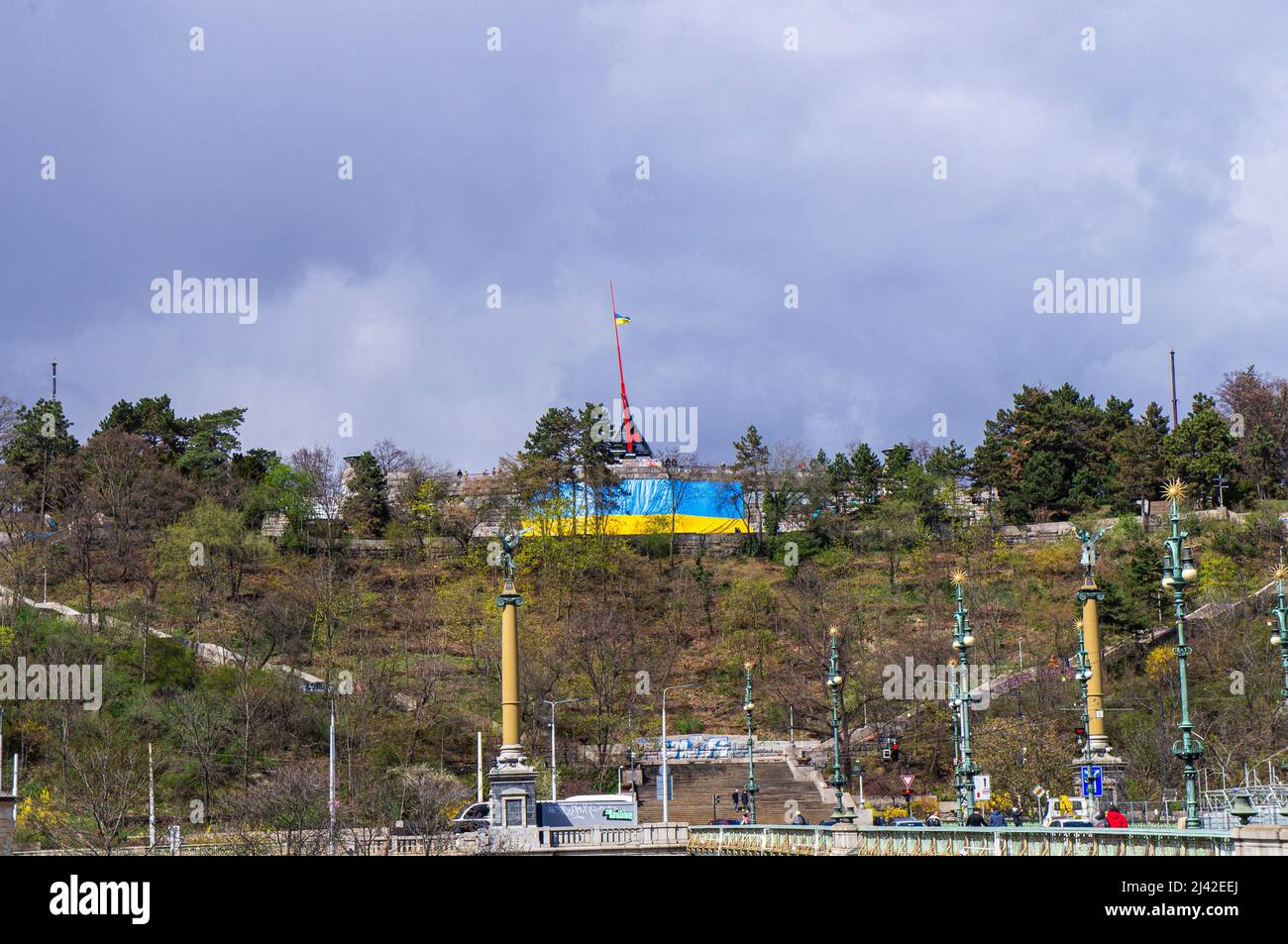 La gigantesca bandiera Ucraina blu e gialla è appesa all'ex monumento ...