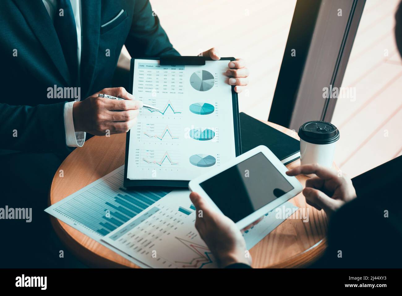 I manager utilizzano i tablet per analizzare i report sui costi di ...