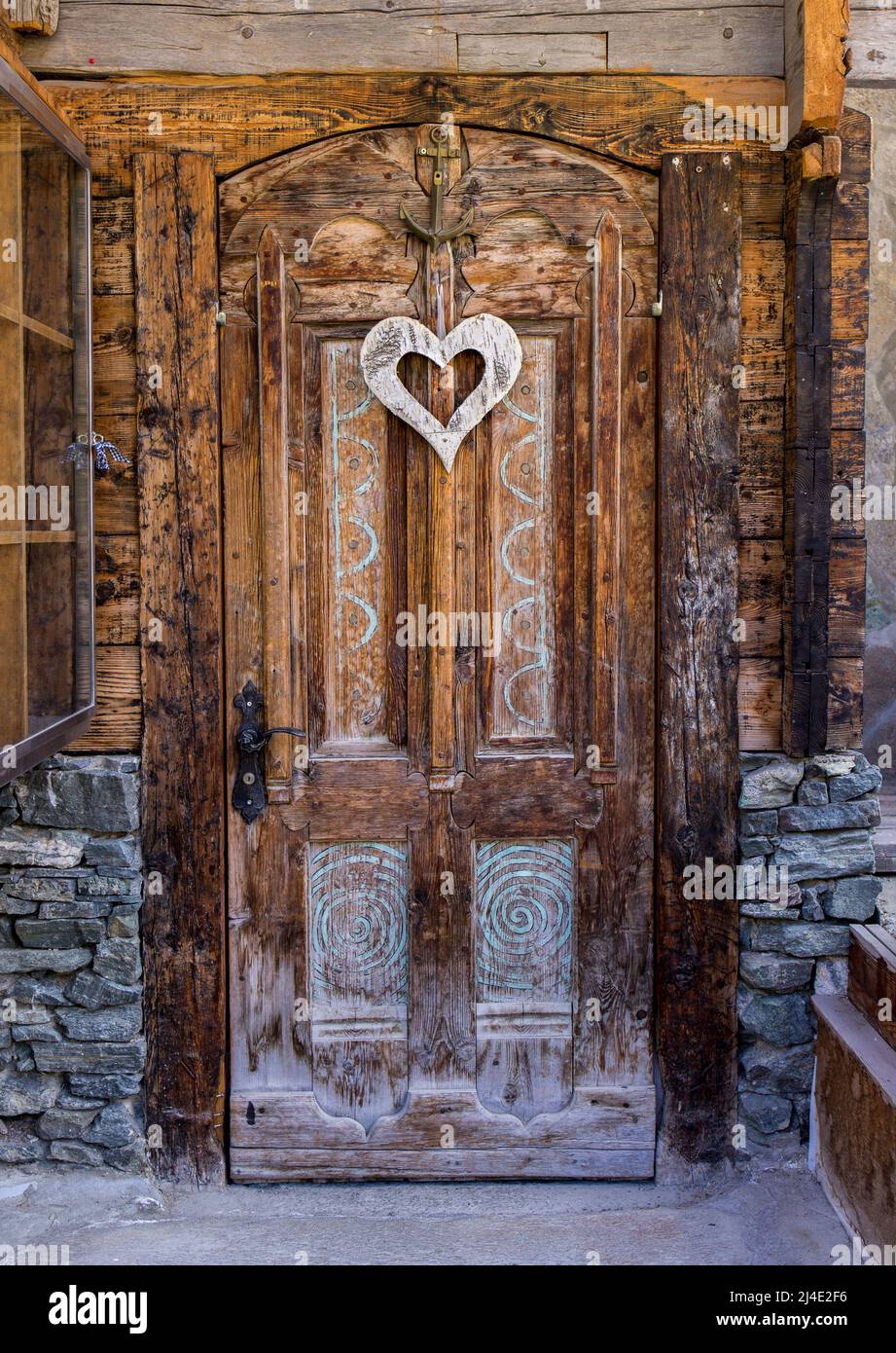 Porta rustica in legno con decoro a cuore immagini e fotografie stock ...