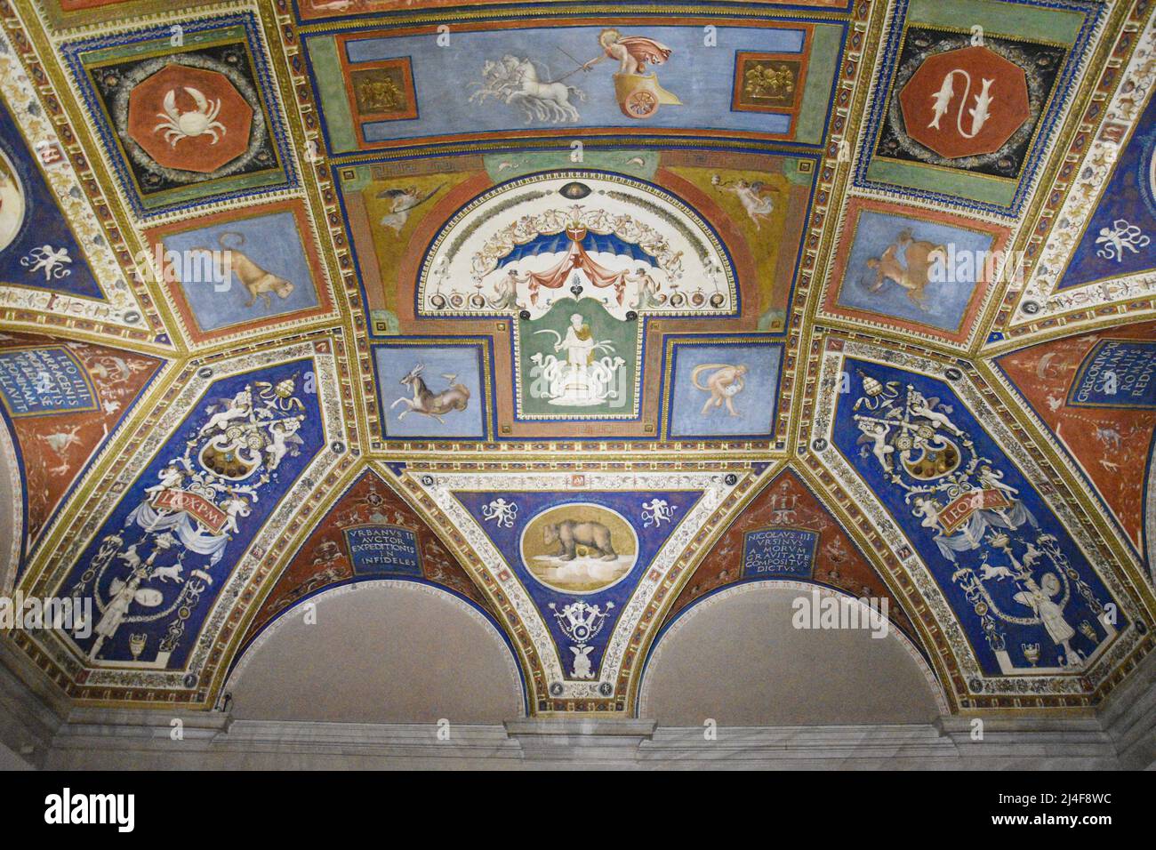 Affreschi di Raffaello Perin del Vaga e Giovanni da Udine adornano il ...