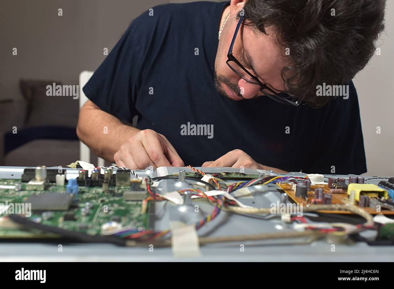 Con tv rotta immagini e fotografie stock ad alta risoluzione - Alamy