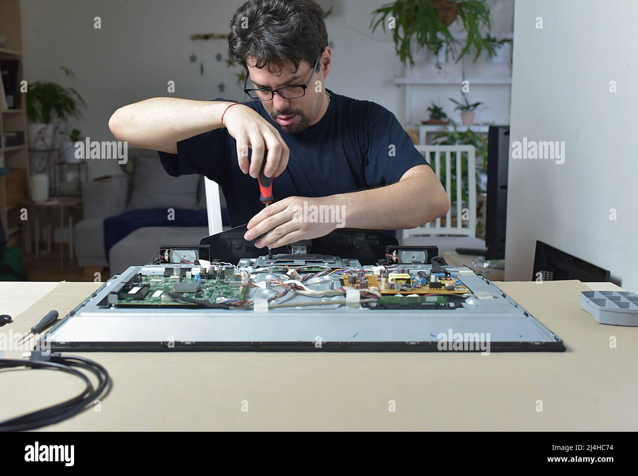 Con tv rotta immagini e fotografie stock ad alta risoluzione - Alamy