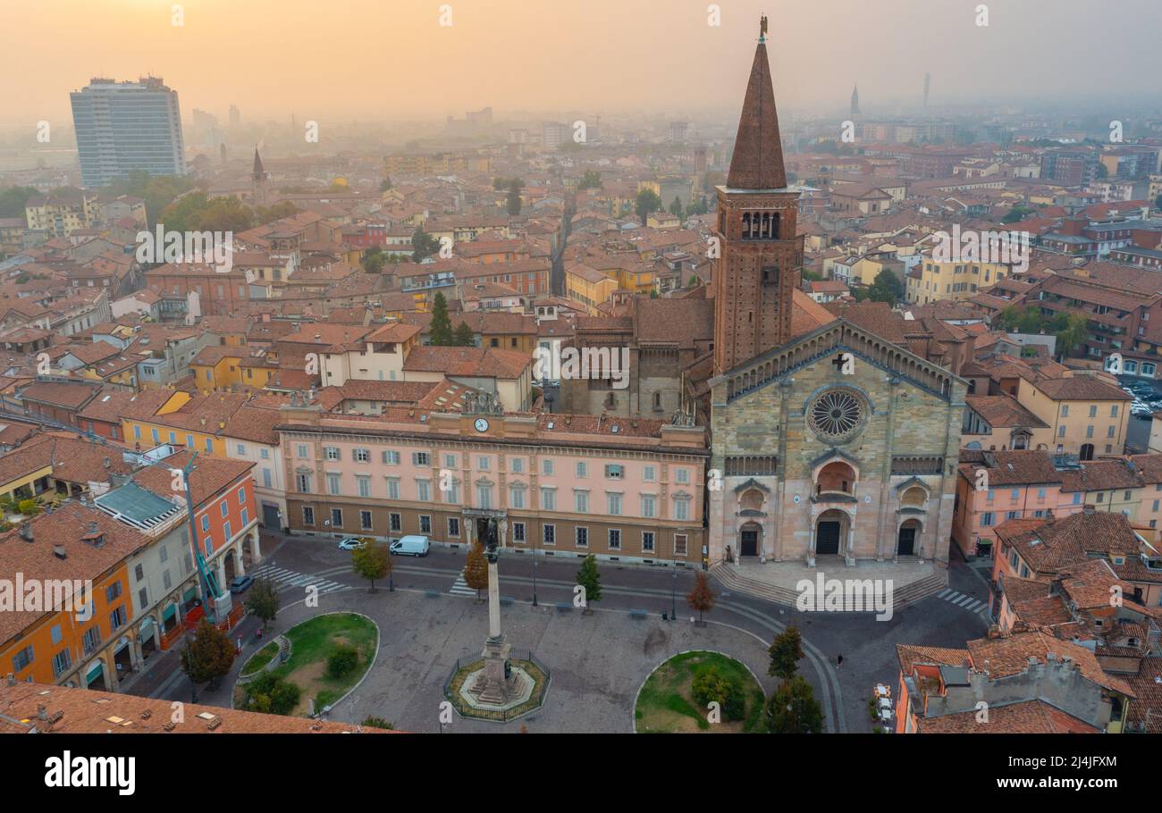 Cattedrale di Santa Maria Assunta e Santa Giustina a Piacenza Foto ...