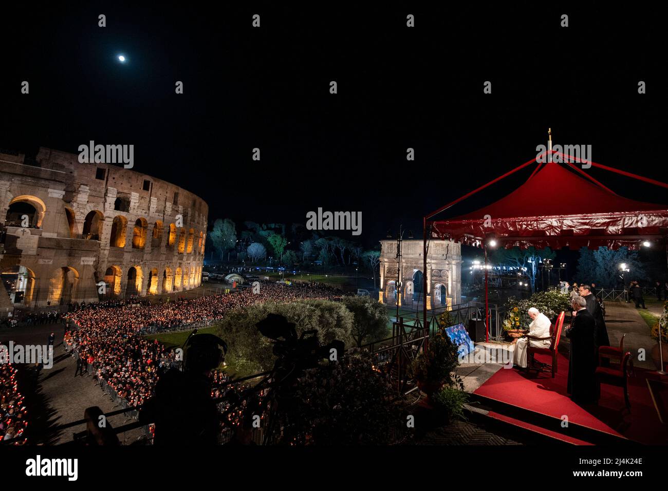 Roma, Italia. 15th Apr 2022. Papa Francesco presiede la processione ...