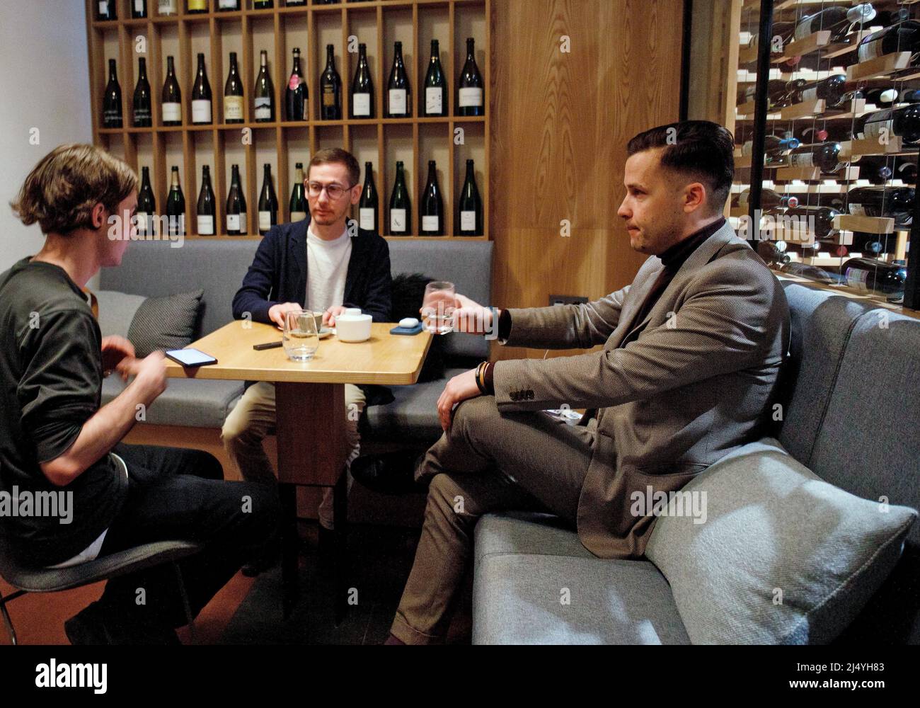 Enologo capo della cantina Divnomorskoye Estate Matteo Coletti (centro ...