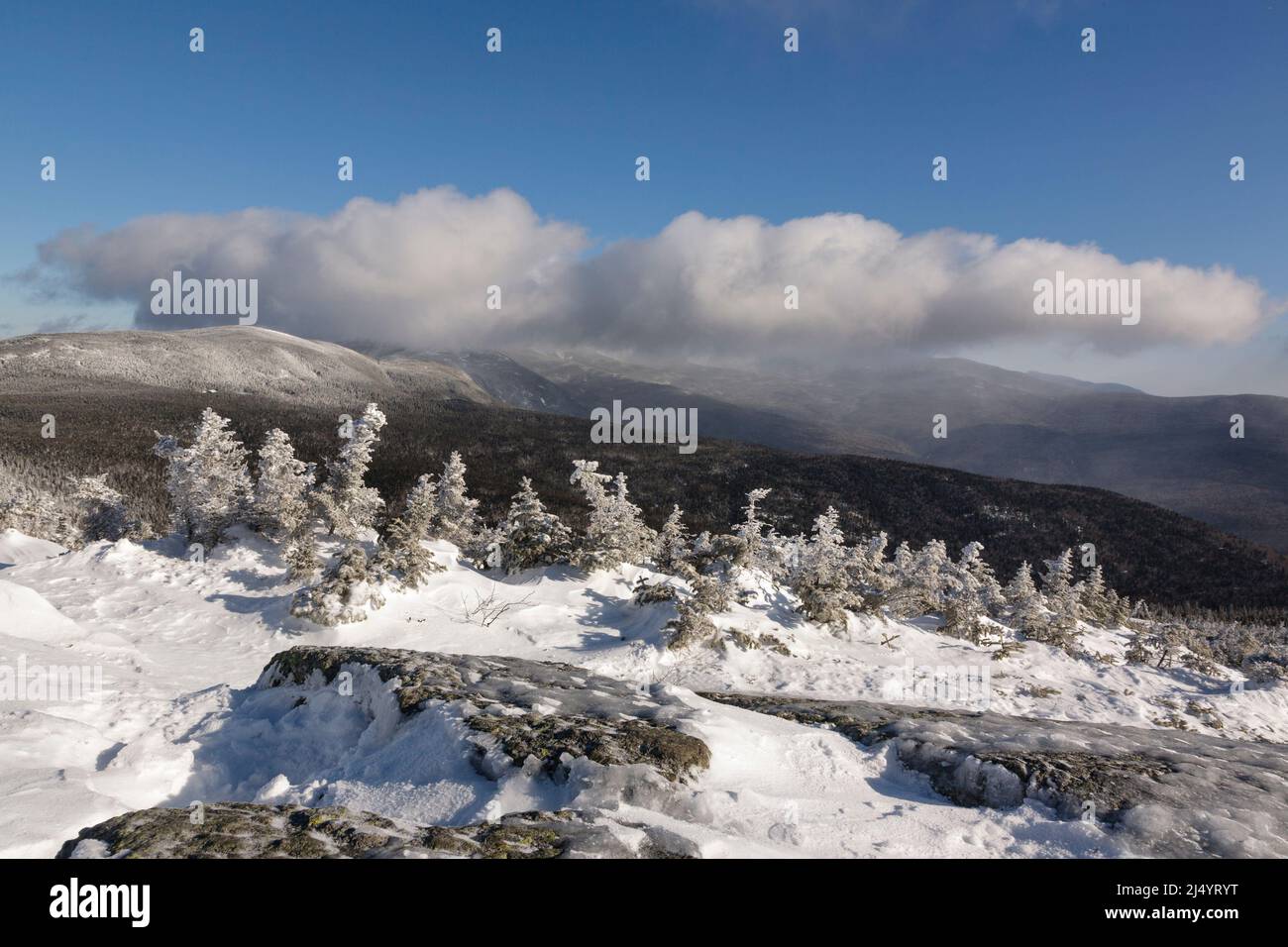 La Presidential Range ha inghiottito la nuvola dalla cima del Monte ...