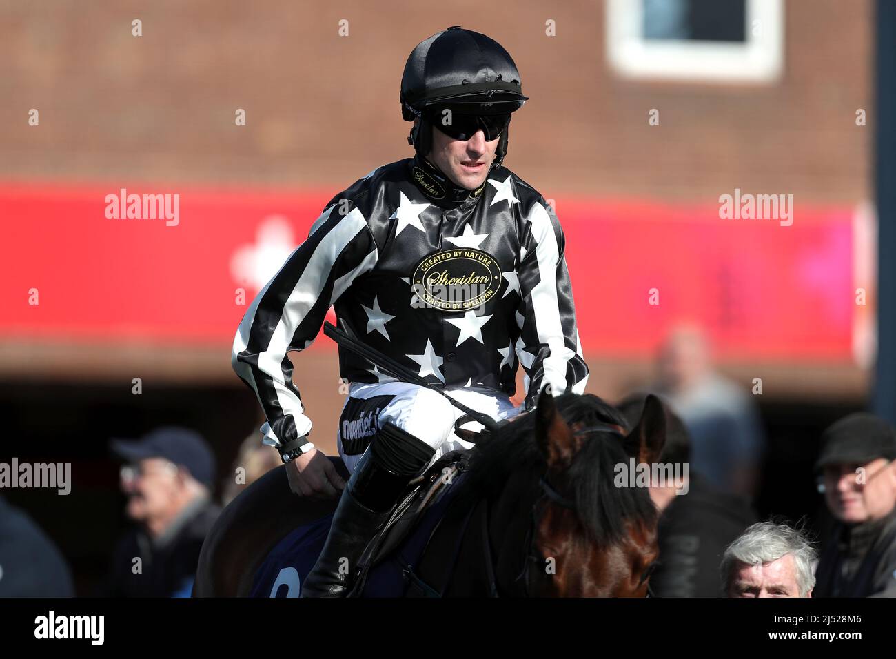 Jockey Brian Hughes con il cavallo Imperial Merlin prima del Free Daily ...